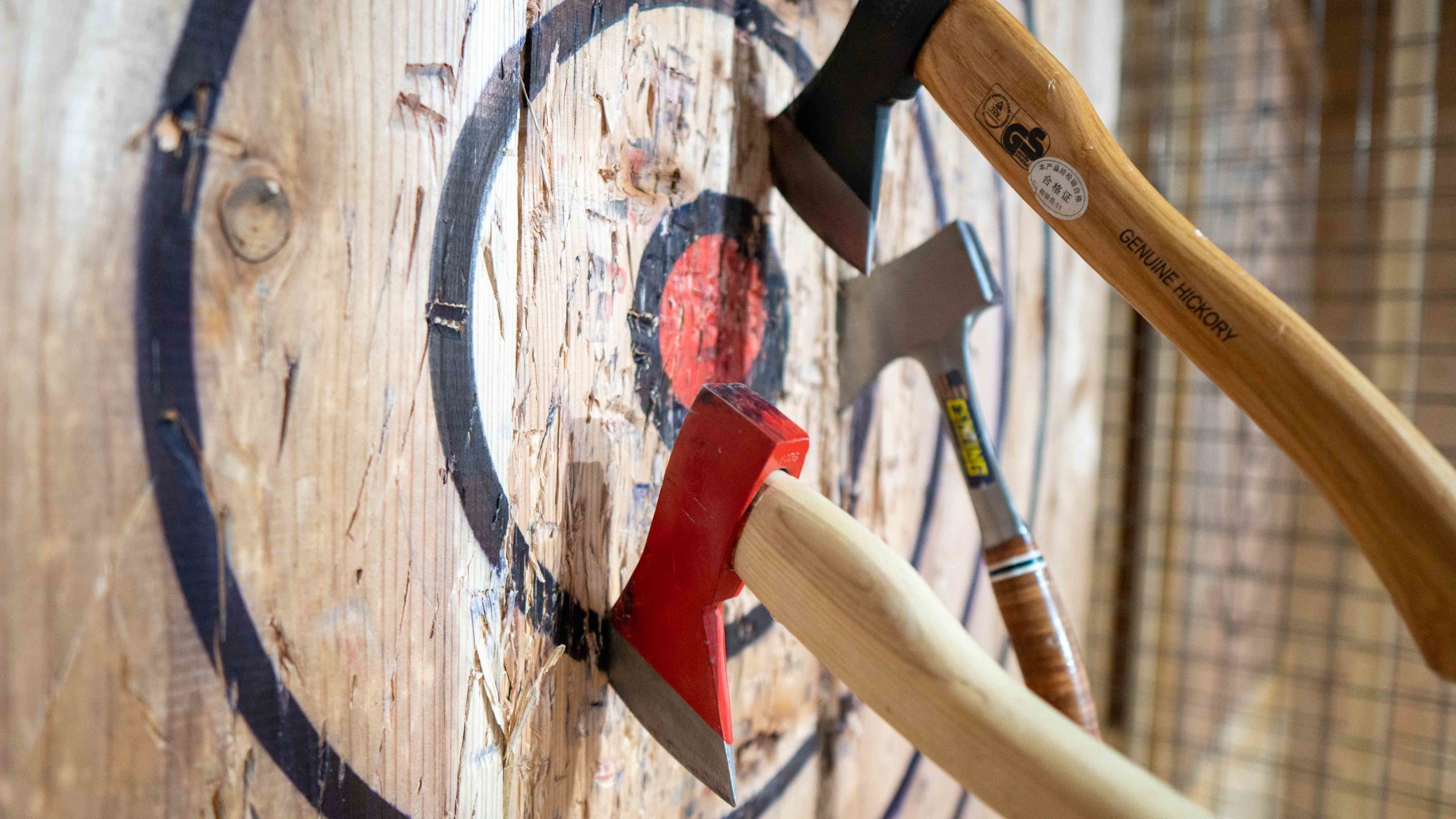 「斧」を豪快に投げられる！？ ストレスもぶっ飛ぶエンタメBAR『THE AXE THROWING BAR』が面白い🪓 | Act Amuse ...